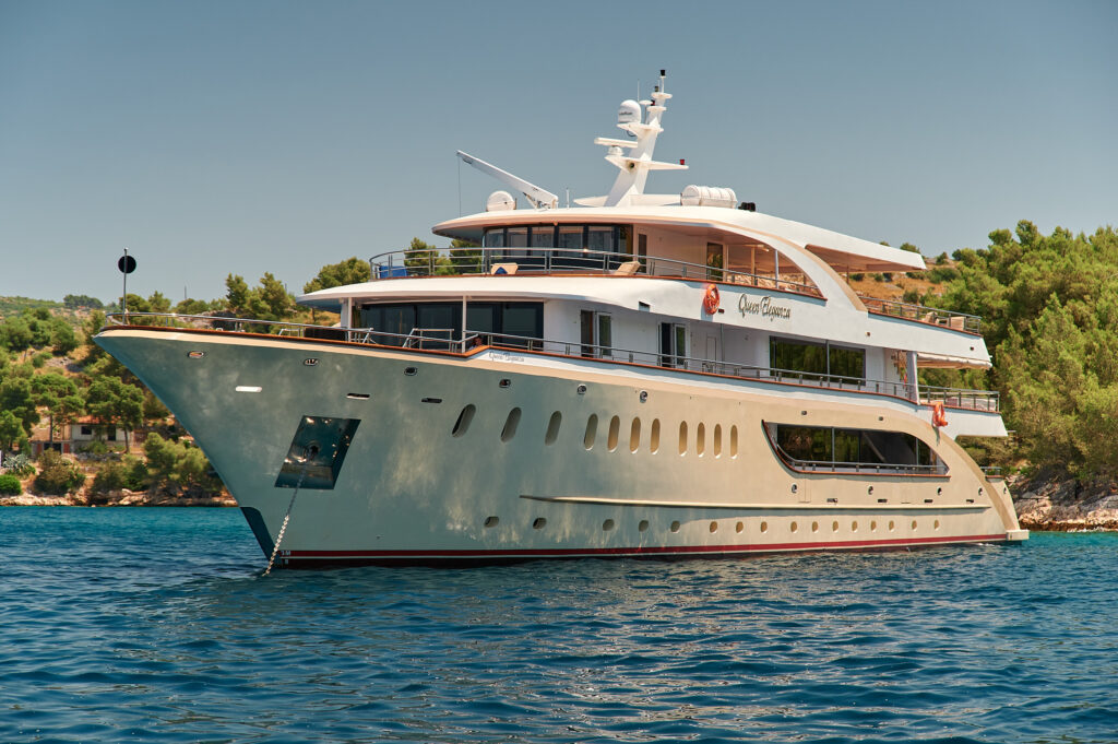 megayacht Queen Eleganza 6+ Cabins - AM Charter